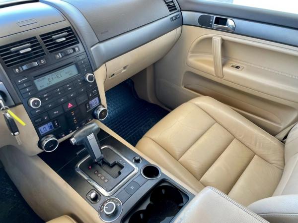Grey Volkswagen Touareg 2007 in Riga, with an engine capacity of 2.50 L and mileage of 393 thousand km for 4690 €, photo 4 on AUTOMOTO.COM.LV