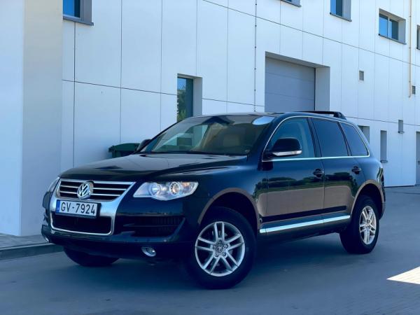Grey Volkswagen Touareg 2007 in Riga, with an engine capacity of 2.50 L and mileage of 393 thousand km for 4690 €, photo 7 on AUTOMOTO.COM.LV