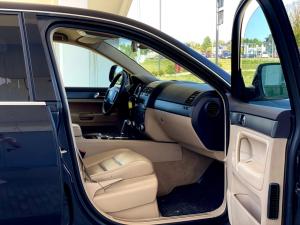 Pelēks Volkswagen Touareg 2007 Rīga, ar dzinēja tilpumu 2.50 L un nobraukumu 393 tūkst. km par 4690 €, foto 9 vietnē AUTOMOTO.COM.LV