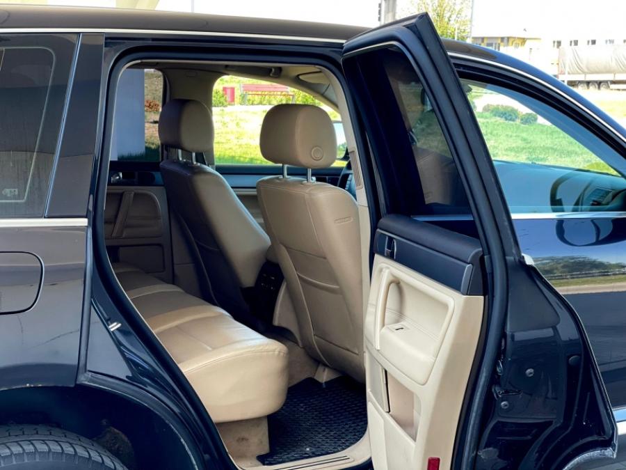 Pelēks Volkswagen Touareg 2007 Rīga, ar dzinēja tilpumu 2.50 L un nobraukumu 393 tūkst. km par 4690 €, foto 12 vietnē AUTOMOTO.COM.LV