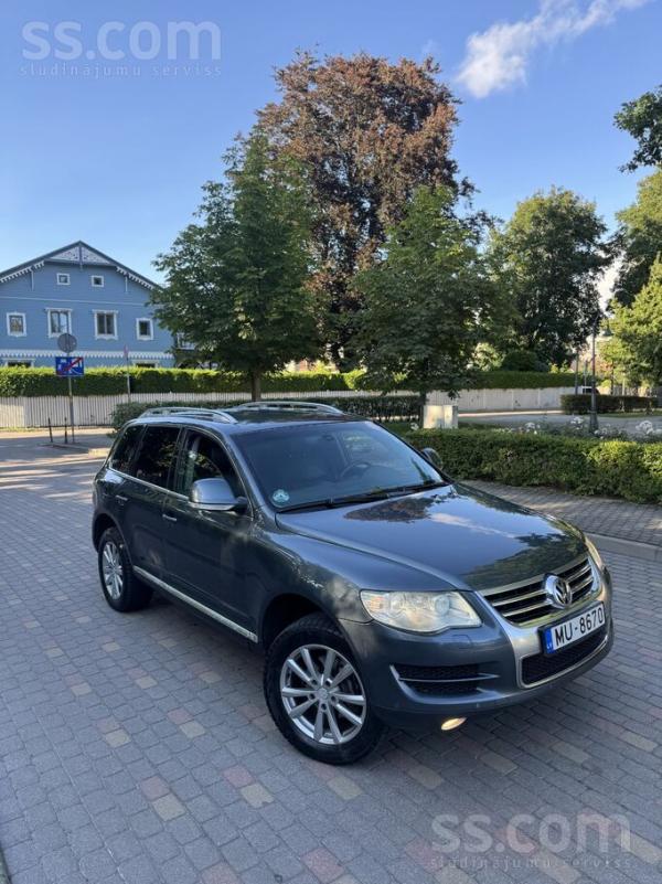 Grey Volkswagen Touareg 2007 in Liepaja, with an engine capacity of 3.00 L and mileage of 338 thousand km for 5000 €, photo 1 on AUTOMOTO.COM.LV