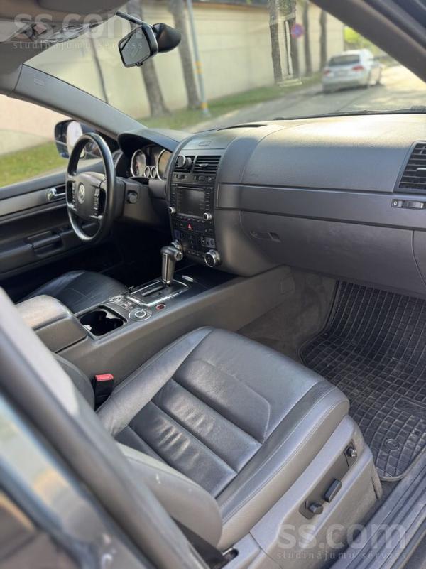 Grey Volkswagen Touareg 2007 in Liepaja, with an engine capacity of 3.00 L and mileage of 338 thousand km for 5000 €, photo 3 on AUTOMOTO.COM.LV
