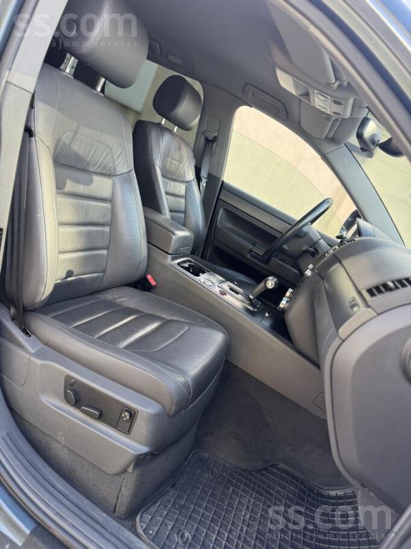 Grey Volkswagen Touareg 2007 in Liepaja, with an engine capacity of 3.00 L and mileage of 338 thousand km for 5000 €, photo 4 on AUTOMOTO.COM.LV