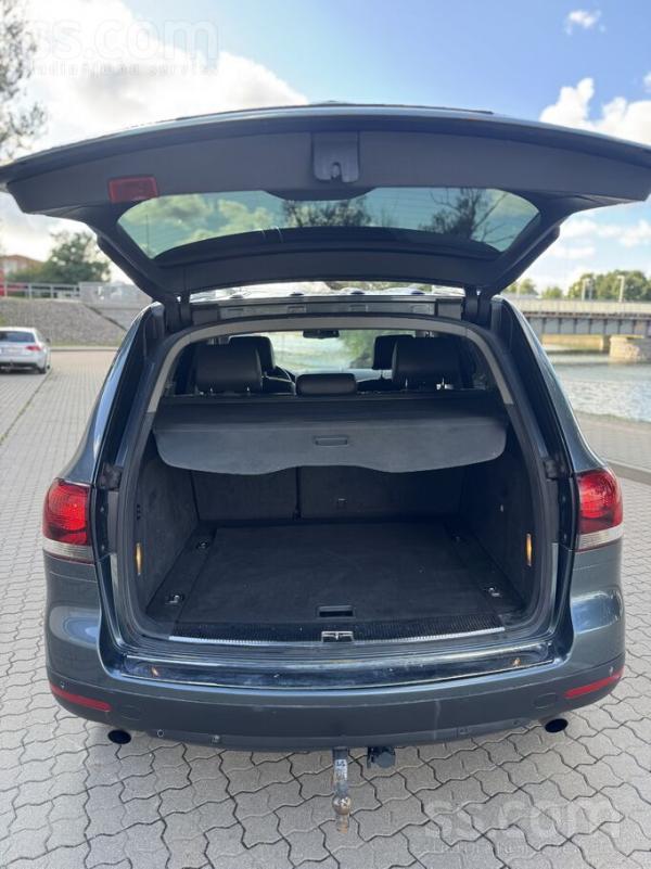 Grey Volkswagen Touareg 2007 in Liepaja, with an engine capacity of 3.00 L and mileage of 338 thousand km for 5000 €, photo 9 on AUTOMOTO.COM.LV