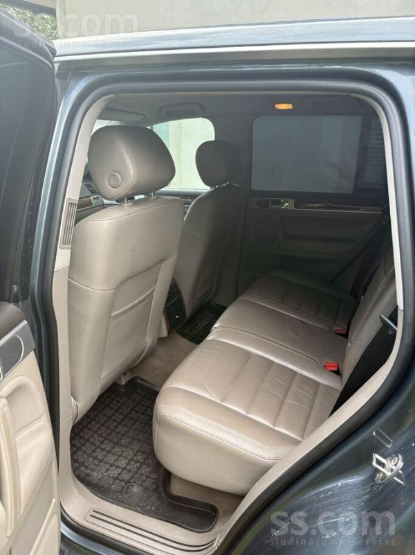 Grey Volkswagen Touareg 2007 in Riga, with an engine capacity of 2.50 L and mileage of 0 thousand km for 3200 €, photo 9 on AUTOMOTO.COM.LV
