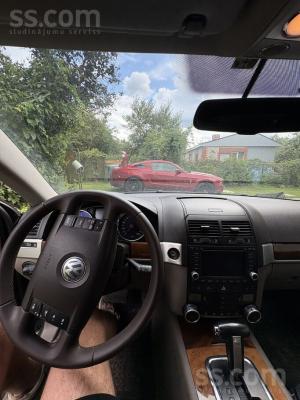 Grey Volkswagen Touareg 2007 in Riga, with an engine capacity of 2.50 L and mileage of 0 thousand km for 3200 €, photo 10 on AUTOMOTO.COM.LV