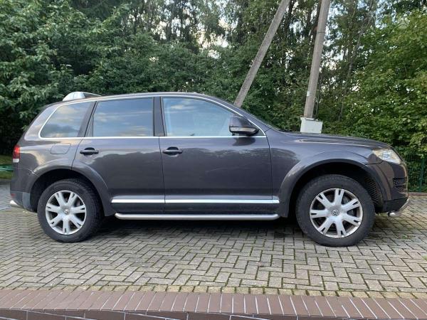 Grey Volkswagen Touareg 2007 in Kaunas, with an engine capacity of 2.97 L and mileage of 321 thousand km for 4700 €, photo 3 on AUTOMOTO.COM.LV