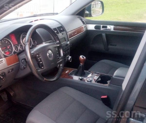 Grey Volkswagen Touareg 2007 in Ludza, with an engine capacity of 2.50 L and mileage of 206 thousand km for 4100 €, photo 4 on AUTOMOTO.COM.LV