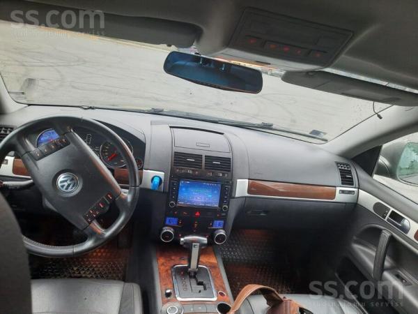 Pelēks Volkswagen Touareg 2007 Rīga, ar dzinēja tilpumu 3.00 L un nobraukumu 353 tūkst. km par 3500 €, foto 5 vietnē AUTOMOTO.COM.LV