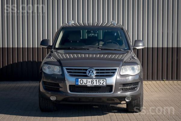 Grey Volkswagen Touareg 2007 in Talsi, with an engine capacity of 3.00 L and mileage of 338 thousand km for 4990 €, photo 3 on AUTOMOTO.COM.LV
