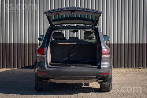 Grey Volkswagen Touareg 2007 in Talsi, with an engine capacity of 3.00 L and mileage of 338 thousand km for 4990 €, photo 7 on AUTOMOTO.COM.LV