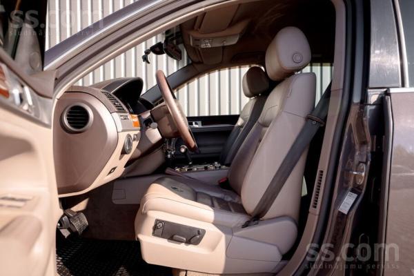 Grey Volkswagen Touareg 2007 in Talsi, with an engine capacity of 3.00 L and mileage of 338 thousand km for 4990 €, photo 10 on AUTOMOTO.COM.LV