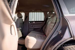 Pelēks Volkswagen Touareg 2007 Talsi, ar dzinēja tilpumu 3.00 L un nobraukumu 338 tūkst. km par 4990 €, foto 11 vietnē AUTOMOTO.COM.LV