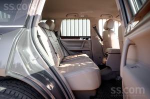 Pelēks Volkswagen Touareg 2007 Talsi, ar dzinēja tilpumu 3.00 L un nobraukumu 338 tūkst. km par 4990 €, foto 12 vietnē AUTOMOTO.COM.LV