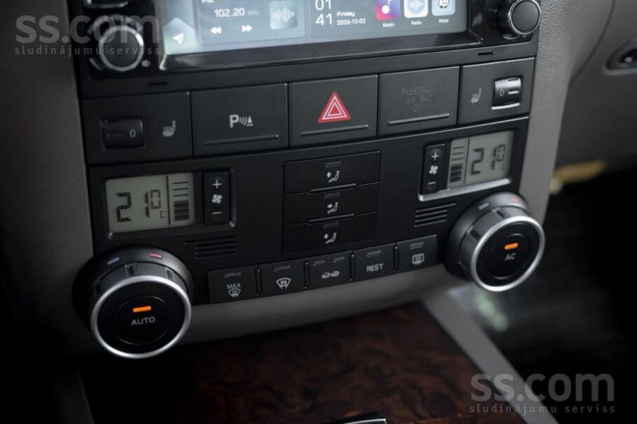 Pelēks Volkswagen Touareg 2007 Talsi, ar dzinēja tilpumu 3.00 L un nobraukumu 338 tūkst. km par 4990 €, foto 23 vietnē AUTOMOTO.COM.LV