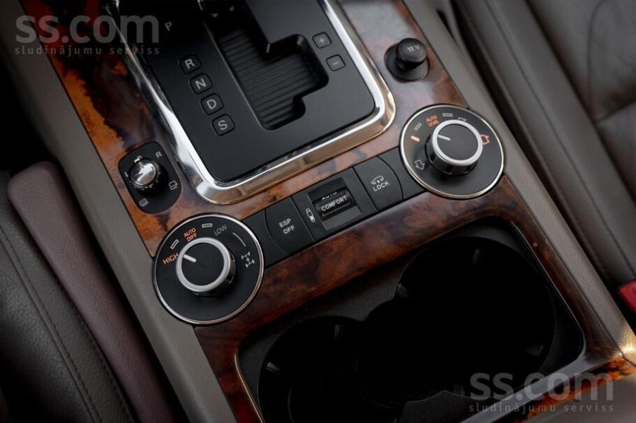 Pelēks Volkswagen Touareg 2007 Talsi, ar dzinēja tilpumu 3.00 L un nobraukumu 338 tūkst. km par 4990 €, foto 24 vietnē AUTOMOTO.COM.LV