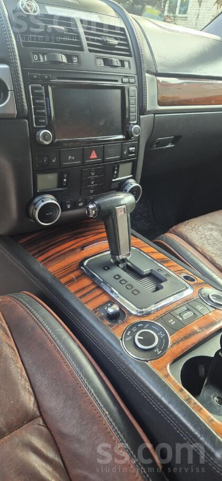 Grey Volkswagen Touareg 2007 in Liepaja, with an engine capacity of 3.00 L and mileage of 410 thousand km for 1950 €, photo 13 on AUTOMOTO.COM.LV