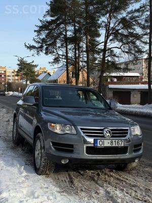 Grey Volkswagen Touareg 2007 in Valmiera, with an engine capacity of 3.00 L and mileage of 375 thousand km for 4550 €, photo 1 on AUTOMOTO.COM.LV