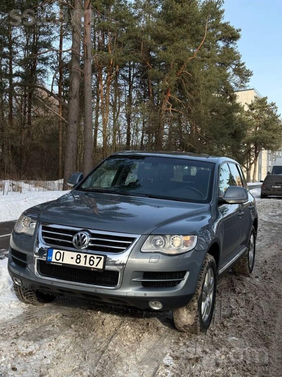 Grey Volkswagen Touareg 2007 in Valmiera, with an engine capacity of 3.00 L and mileage of 375 thousand km for 4550 €, photo 3 on AUTOMOTO.COM.LV