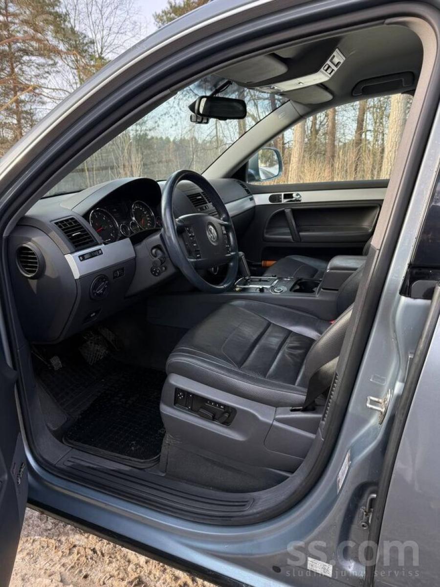 Grey Volkswagen Touareg 2007 in Valmiera, with an engine capacity of 3.00 L and mileage of 375 thousand km for 4550 €, photo 4 on AUTOMOTO.COM.LV