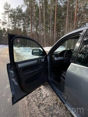 Grey Volkswagen Touareg 2007 in Valmiera, with an engine capacity of 3.00 L and mileage of 375 thousand km for 4550 €, photo 5 on AUTOMOTO.COM.LV