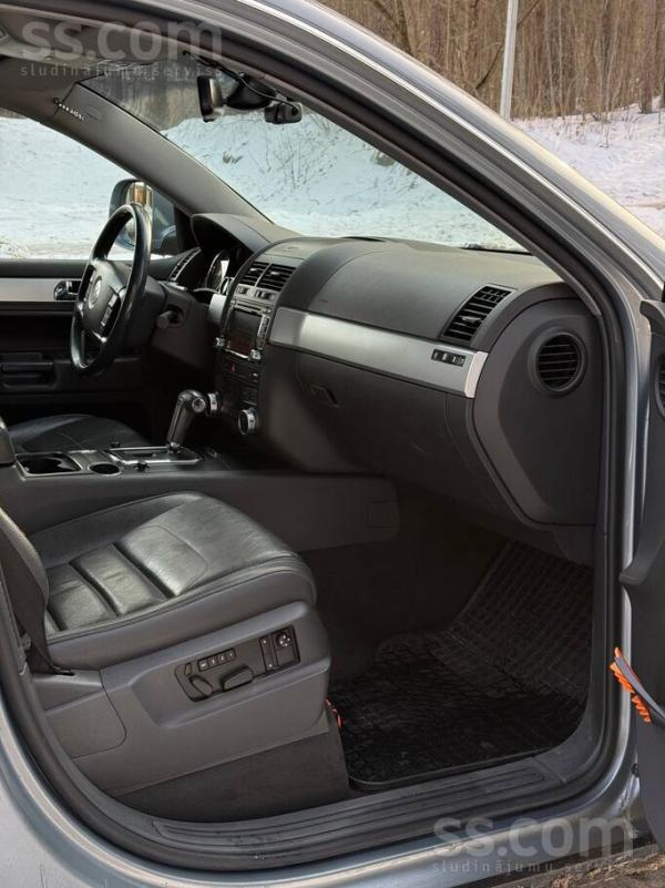 Grey Volkswagen Touareg 2007 in Valmiera, with an engine capacity of 3.00 L and mileage of 375 thousand km for 4550 €, photo 6 on AUTOMOTO.COM.LV