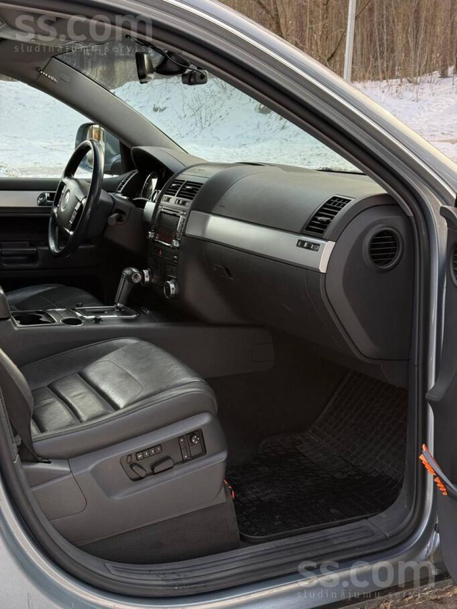 Grey Volkswagen Touareg 2007 in Valmiera, with an engine capacity of 3.00 L and mileage of 375 thousand km for 4550 €, photo 6 on AUTOMOTO.COM.LV