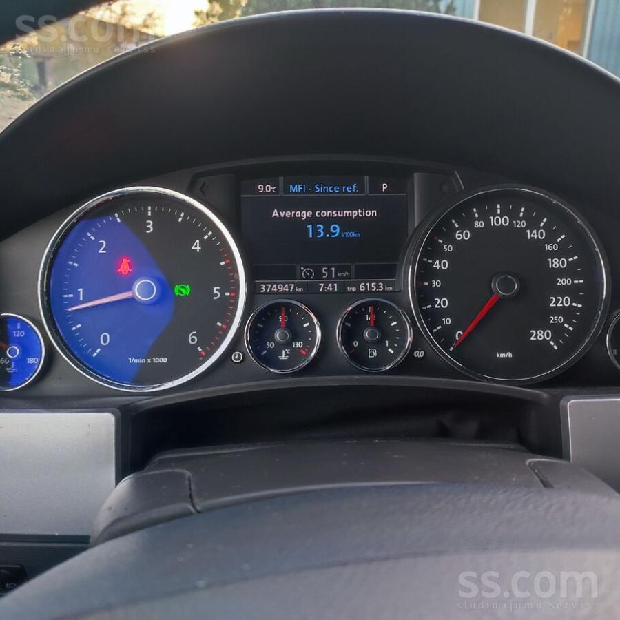 Grey Volkswagen Touareg 2007 in Valmiera, with an engine capacity of 3.00 L and mileage of 375 thousand km for 4550 €, photo 10 on AUTOMOTO.COM.LV