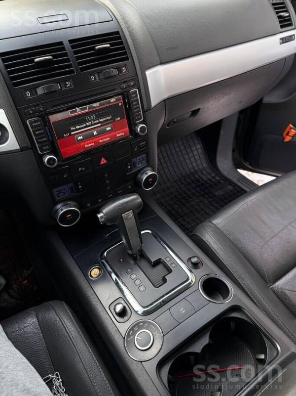 Grey Volkswagen Touareg 2007 in Valmiera, with an engine capacity of 3.00 L and mileage of 375 thousand km for 4550 €, photo 11 on AUTOMOTO.COM.LV