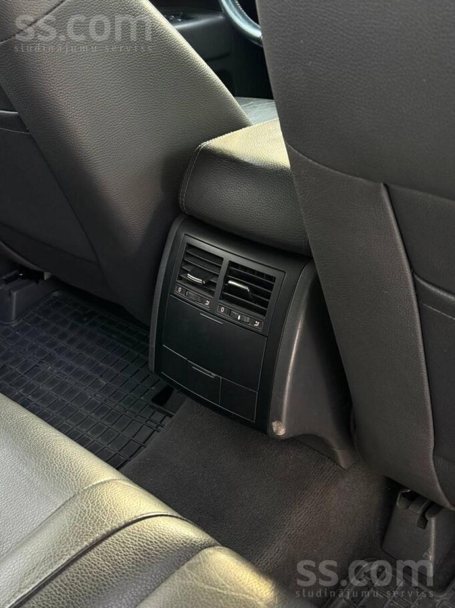 Grey Volkswagen Touareg 2007 in Valmiera, with an engine capacity of 3.00 L and mileage of 375 thousand km for 4550 €, photo 12 on AUTOMOTO.COM.LV