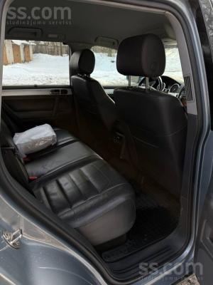 Grey Volkswagen Touareg 2007 in Valmiera, with an engine capacity of 3.00 L and mileage of 375 thousand km for 4550 €, photo 13 on AUTOMOTO.COM.LV