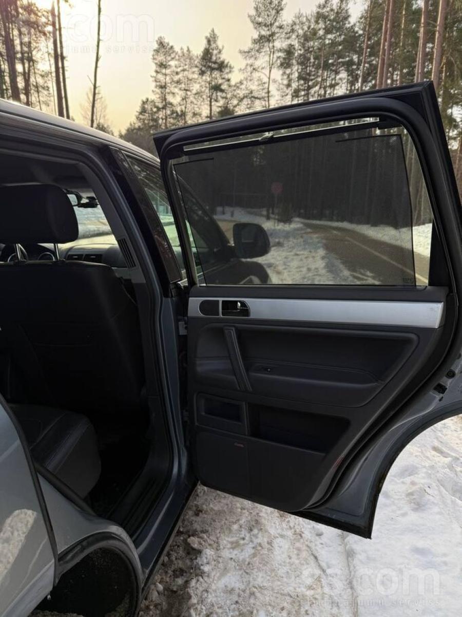 Grey Volkswagen Touareg 2007 in Valmiera, with an engine capacity of 3.00 L and mileage of 375 thousand km for 4550 €, photo 14 on AUTOMOTO.COM.LV