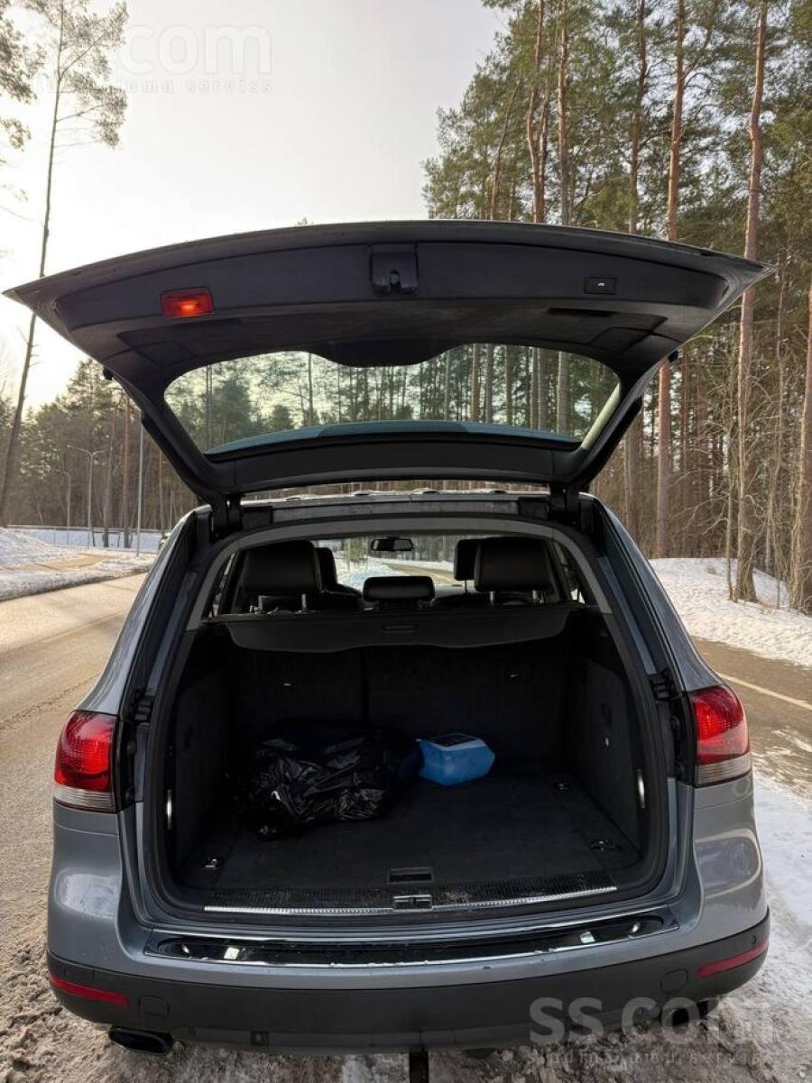 Grey Volkswagen Touareg 2007 in Valmiera, with an engine capacity of 3.00 L and mileage of 375 thousand km for 4550 €, photo 15 on AUTOMOTO.COM.LV