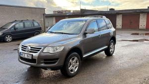 Pelēks Volkswagen Touareg 2008 Klaipėda, ar dzinēja tilpumu 2.50 L un nobraukumu 273 tūkst. km par 5000 €, foto  vietnē AUTOMOTO.COM.LV
