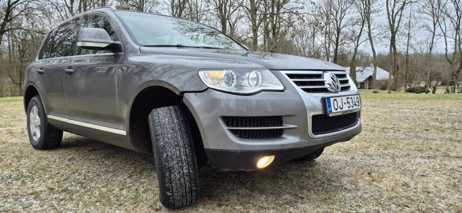 Pelēks Volkswagen Touareg 2008 Preiļi, ar dzinēja tilpumu 2.50 L un nobraukumu 297 tūkst. km par 3666 €, foto 10 vietnē AUTOMOTO.COM.LV