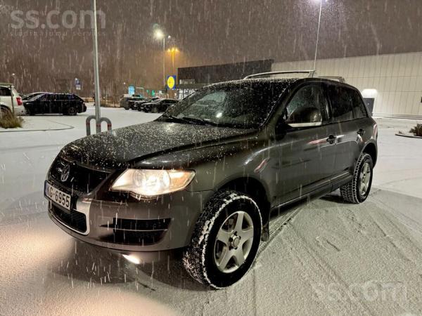 Pelēks Volkswagen Touareg 2008 Rīga, ar dzinēja tilpumu 2.50 L un nobraukumu 305 tūkst. km par 3000 €, foto 1 vietnē AUTOMOTO.COM.LV