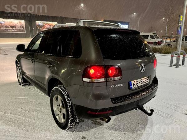 Pelēks Volkswagen Touareg 2008 Rīga, ar dzinēja tilpumu 2.50 L un nobraukumu 305 tūkst. km par 3000 €, foto 4 vietnē AUTOMOTO.COM.LV