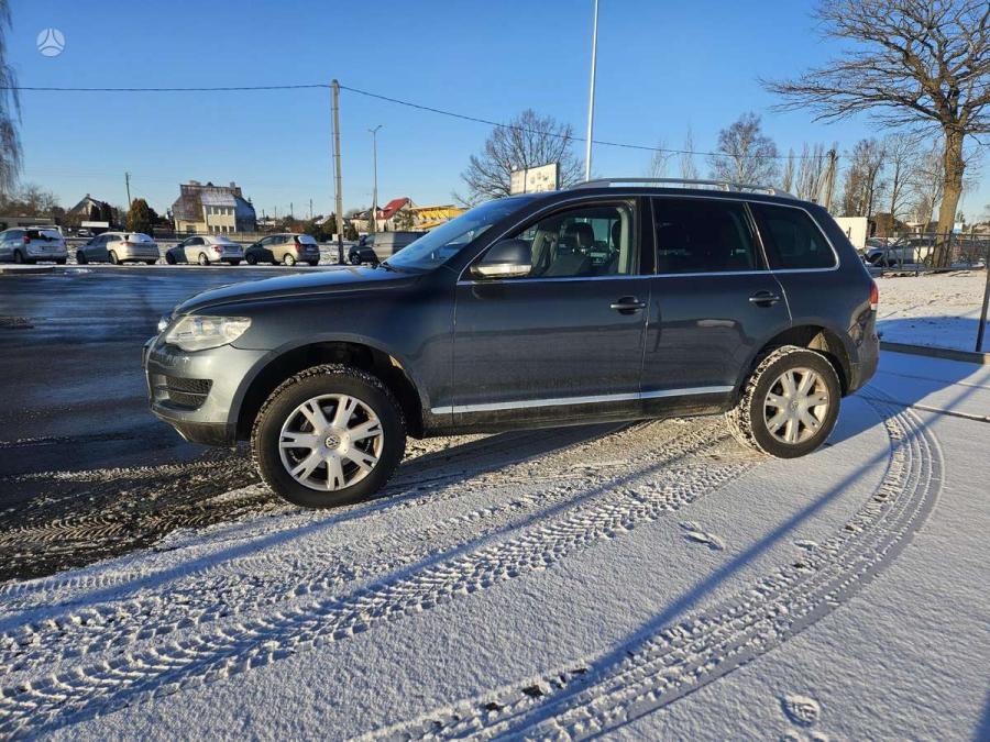 Pelēks Volkswagen Touareg 2008 Tauragė, ar dzinēja tilpumu 2.97 L un nobraukumu 317 tūkst. km par 6200 €, foto 1 vietnē AUTOMOTO.COM.LV