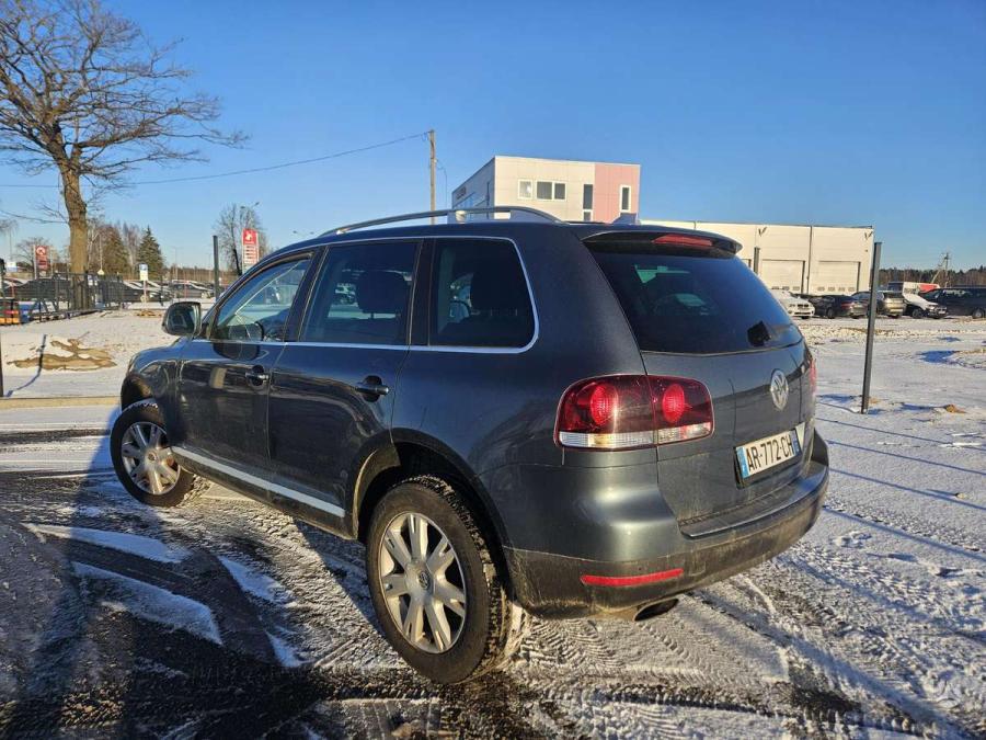 Pelēks Volkswagen Touareg 2008 Tauragė, ar dzinēja tilpumu 2.97 L un nobraukumu 317 tūkst. km par 6200 €, foto 12 vietnē AUTOMOTO.COM.LV