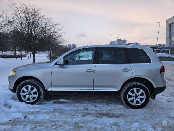Grey Volkswagen Touareg 2008 in Vilnius, with an engine capacity of 2.97 L and mileage of 167 thousand km for 4900 €, photo 1 on AUTOMOTO.COM.LV