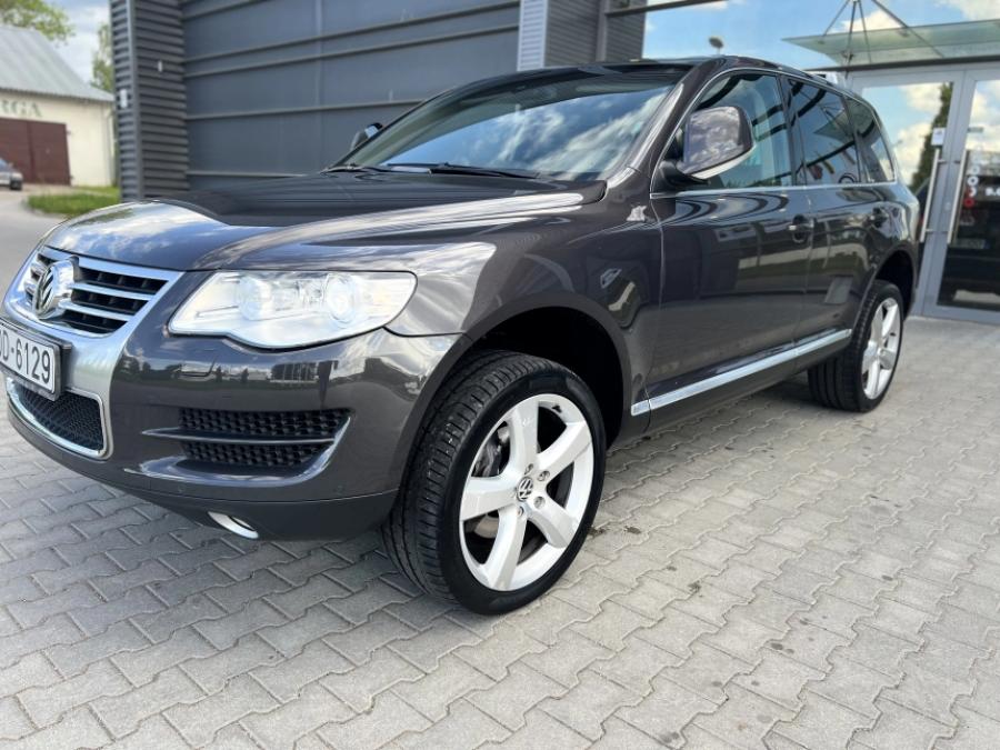 Pelēks Volkswagen Touareg 2008 Rīga, ar dzinēja tilpumu 3.00 L un nobraukumu 165 tūkst. km par 8800 €, foto 5 vietnē AUTOMOTO.COM.LV