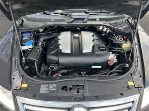Pelēks Volkswagen Touareg 2008 Rīga, ar dzinēja tilpumu 3.00 L un nobraukumu 165 tūkst. km par 8800 €, foto 11 vietnē AUTOMOTO.COM.LV