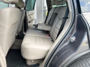 Pelēks Volkswagen Touareg 2008 Rīga, ar dzinēja tilpumu 3.00 L un nobraukumu 165 tūkst. km par 8800 €, foto 20 vietnē AUTOMOTO.COM.LV