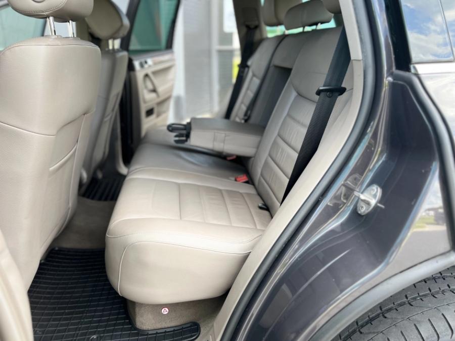 Pelēks Volkswagen Touareg 2008 Rīga, ar dzinēja tilpumu 3.00 L un nobraukumu 165 tūkst. km par 8800 €, foto 20 vietnē AUTOMOTO.COM.LV