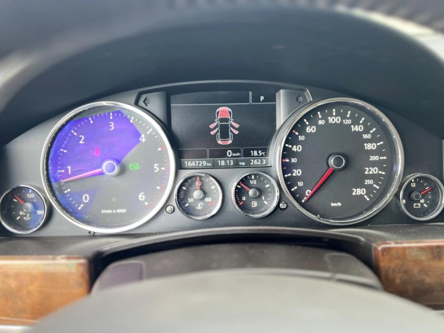 Pelēks Volkswagen Touareg 2008 Rīga, ar dzinēja tilpumu 3.00 L un nobraukumu 165 tūkst. km par 8800 €, foto 22 vietnē AUTOMOTO.COM.LV