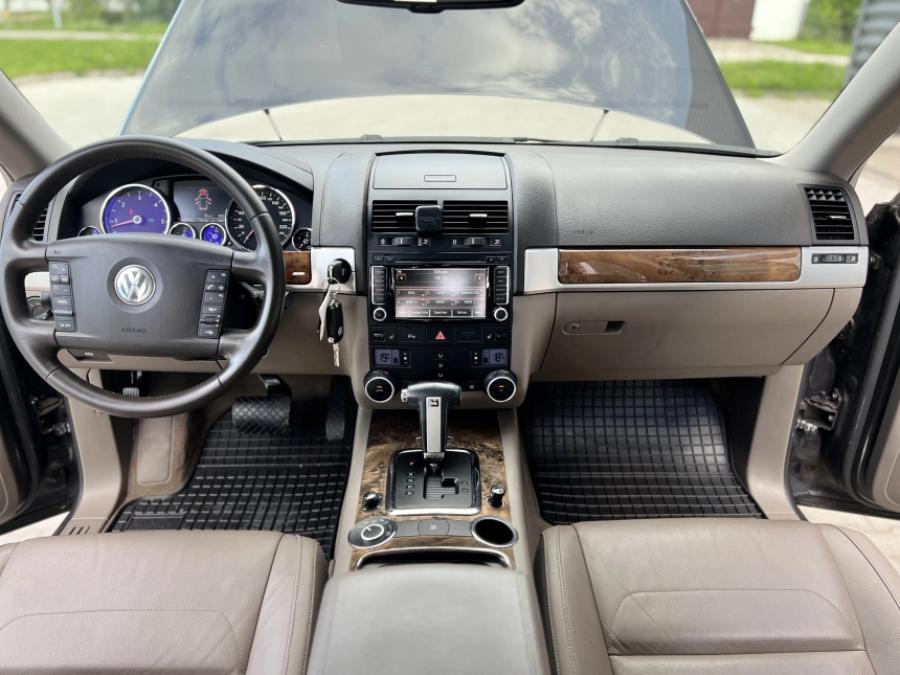 Pelēks Volkswagen Touareg 2008 Rīga, ar dzinēja tilpumu 3.00 L un nobraukumu 165 tūkst. km par 8800 €, foto 26 vietnē AUTOMOTO.COM.LV