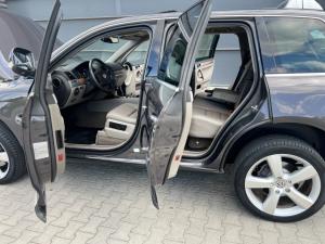 Pelēks Volkswagen Touareg 2008 Rīga, ar dzinēja tilpumu 3.00 L un nobraukumu 165 tūkst. km par 8800 €, foto 27 vietnē AUTOMOTO.COM.LV