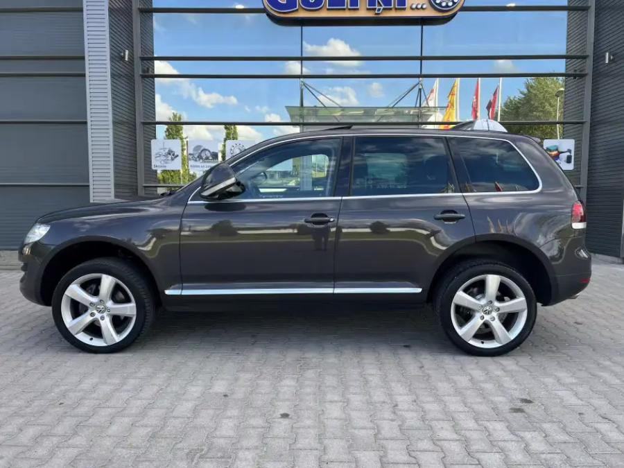Grey Volkswagen Touareg 2008 in Jekabpils, with an engine capacity of 3.00 L and mileage of 165 thousand km for 8800 €, photo 11 on AUTOMOTO.COM.LV