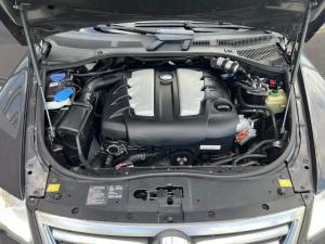 Grey Volkswagen Touareg 2008 in Jekabpils, with an engine capacity of 3.00 L and mileage of 165 thousand km for 8800 €, photo 14 on AUTOMOTO.COM.LV