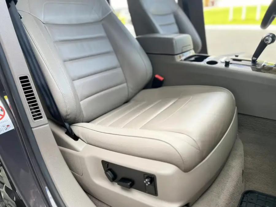 Grey Volkswagen Touareg 2008 in Jekabpils, with an engine capacity of 3.00 L and mileage of 165 thousand km for 8800 €, photo 17 on AUTOMOTO.COM.LV